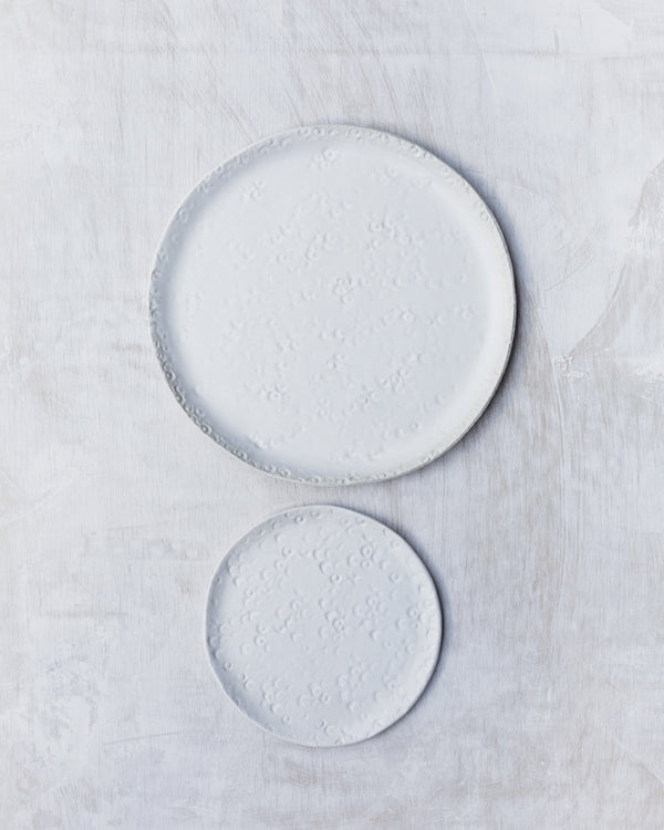 Textured white plate with exposed edging - Clay Beehive